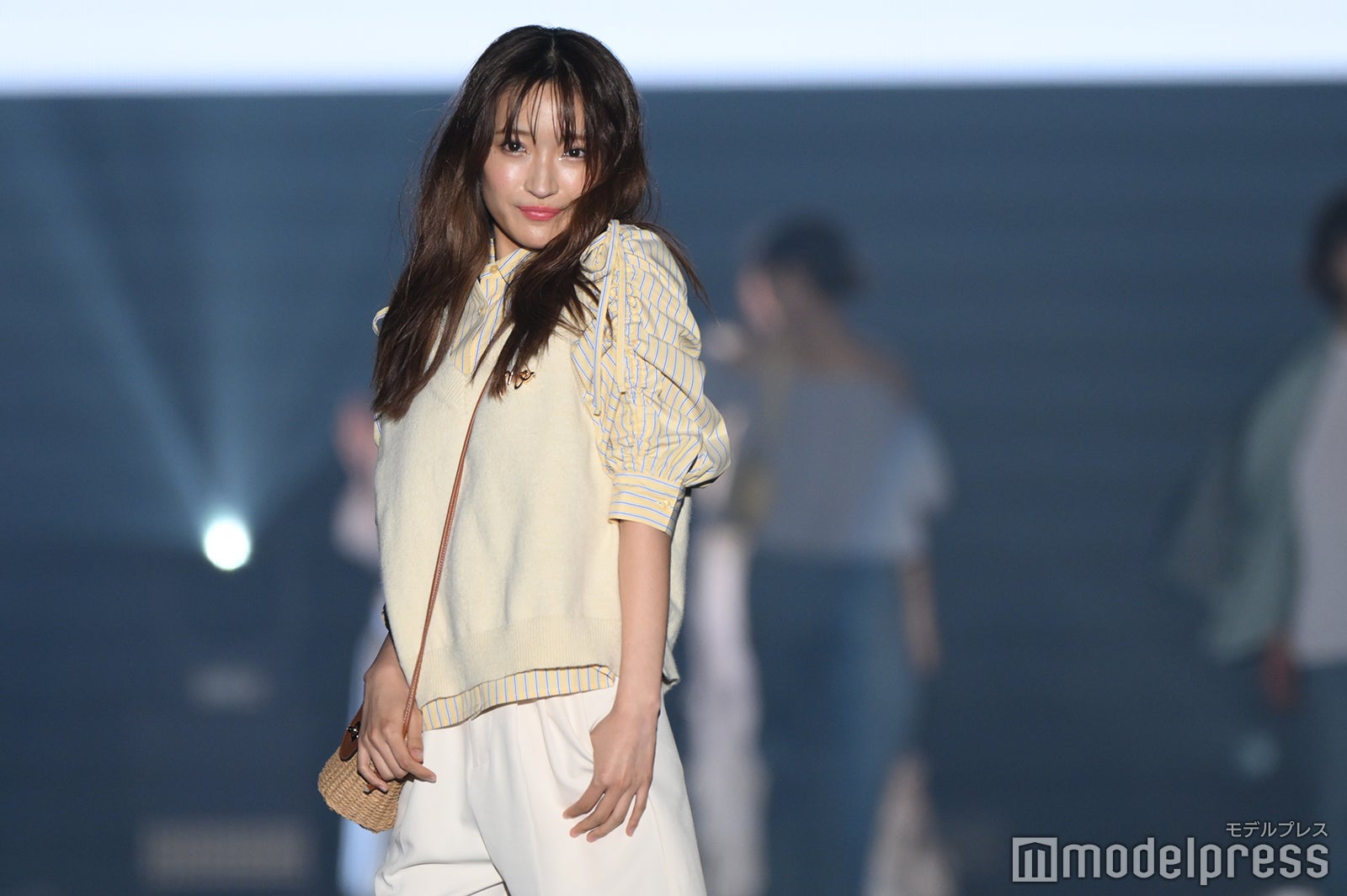 (画像3/7) Girls2小川桜花、爽やかイエローシャツ×ショートパンツでスラリ美脚披露【TGC熊本2024】 - モデルプレス