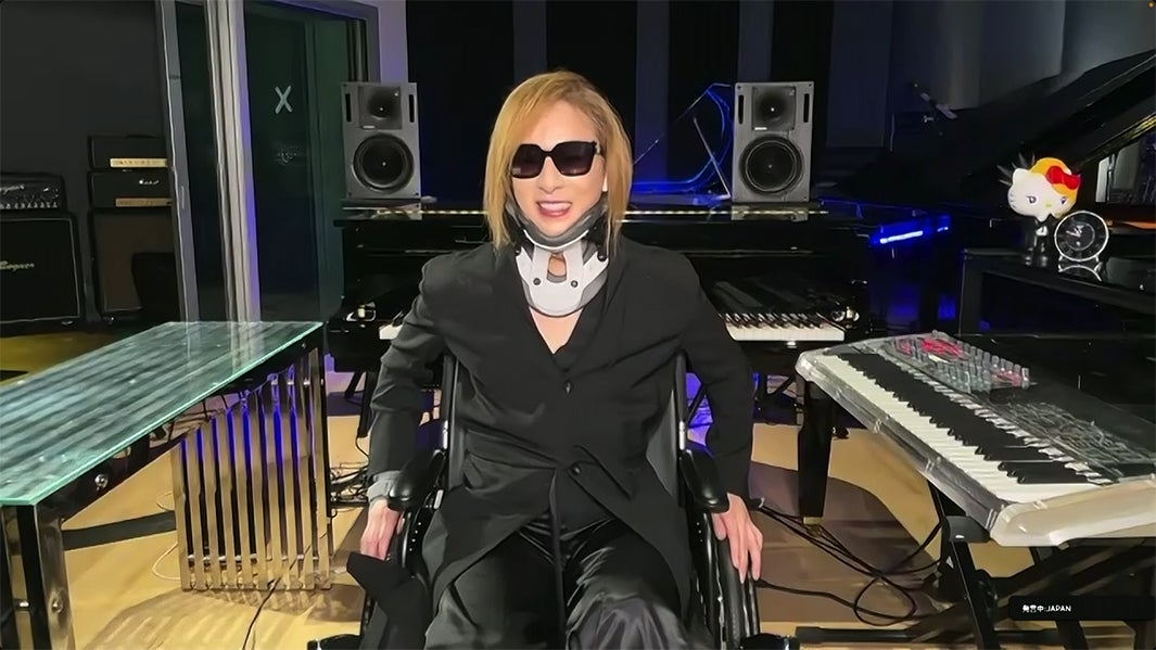 (画像2/3) YOSHIKI、3度目の頸椎手術後初の生放送に車椅子で登場 ファンミ中に体調急変で途中退席 - モデルプレス
