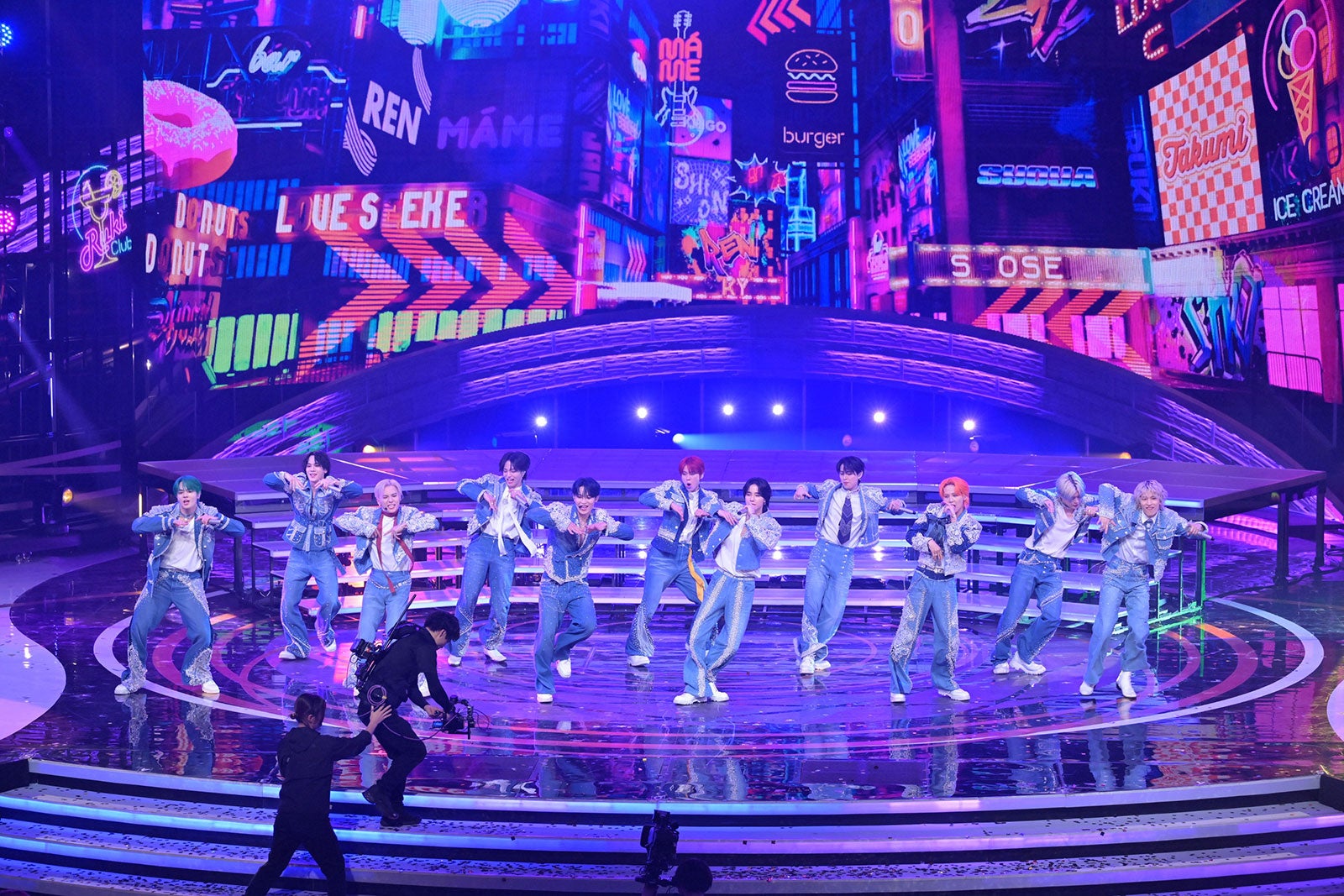 【紅白本番】JO1、紅白史上初のパフォーマンス挑戦に反響続々 顔見合わせ息揃ったダンス見せる - モデルプレス