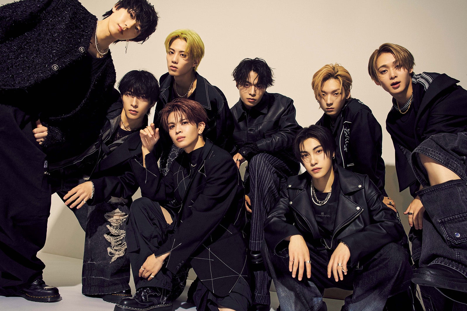 (画像2/9) Snow Man岩本照「キャッチ・ミー・イフ・ユー・キャン」再演への思い語る「andBOY」表紙で絵画のような圧巻の肉体美披露 - モデルプレス