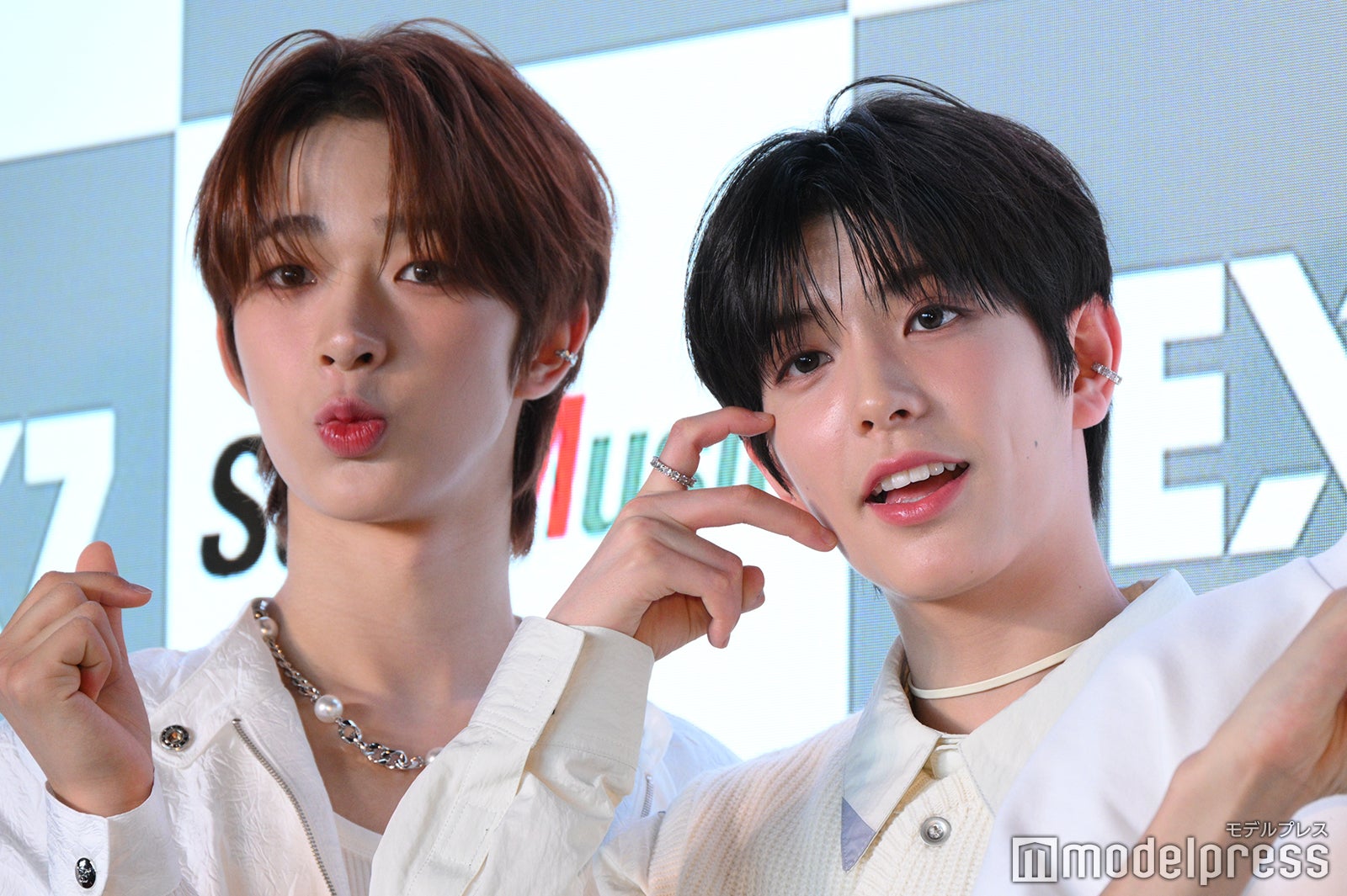 (画像9/23) Stray Kids＆NEXZの集合ショット、ハンがヒュイに肩組みでファン歓喜「成功したオタク」「顔似てる」の声 - モデルプレス