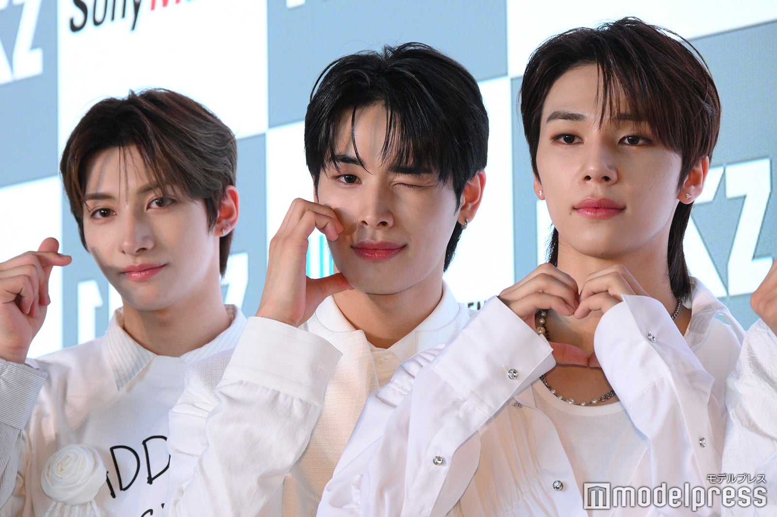 (画像10/23) Stray Kids＆NEXZの集合ショット、ハンがヒュイに肩組みでファン歓喜「成功したオタク」「顔似てる」の声 - モデルプレス