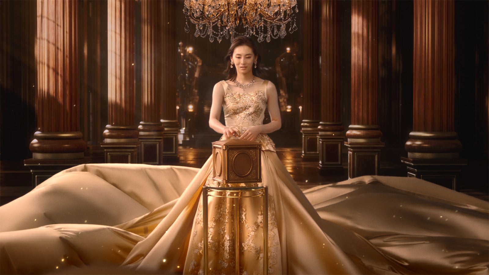 (画像2/6) 北川景子、“全⻑4m”⾦のドレスで新CM登場 子どもと過ごす「贅沢な時間」明かす - モデルプレス