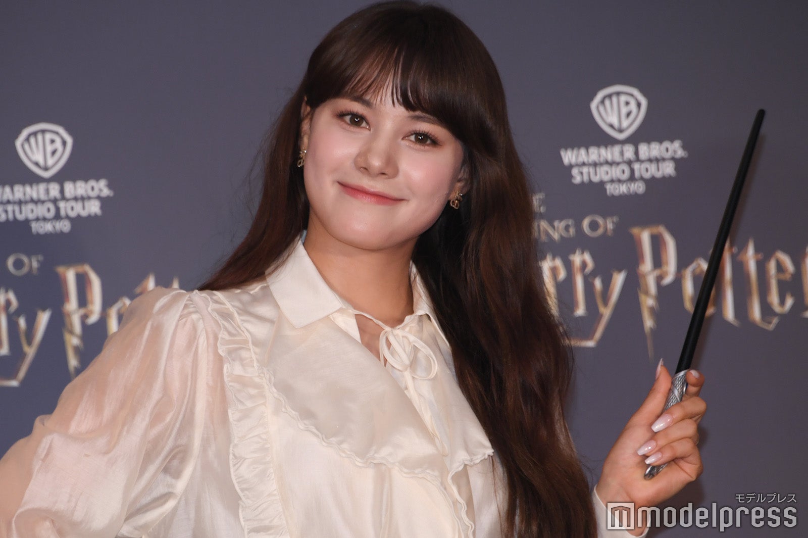 (画像9/10) NiziUニナ、美脚全開“ハリポタ”前夜祭イベントでファンサの嵐＜ワーナー ブラザース スタジオツアー東京＞ - モデルプレス