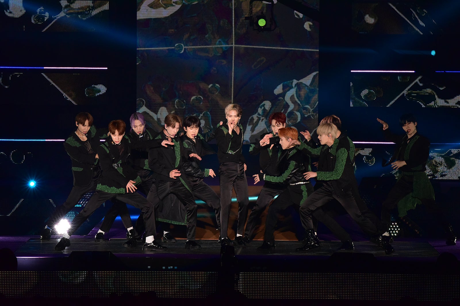 (画像1/1380) JO1「ガルアワ」初出演で大トリ飾る 炎に包まれる迫力満点パフォーマンス＜GirlsAward 2022 A／W＞ - モデルプレス