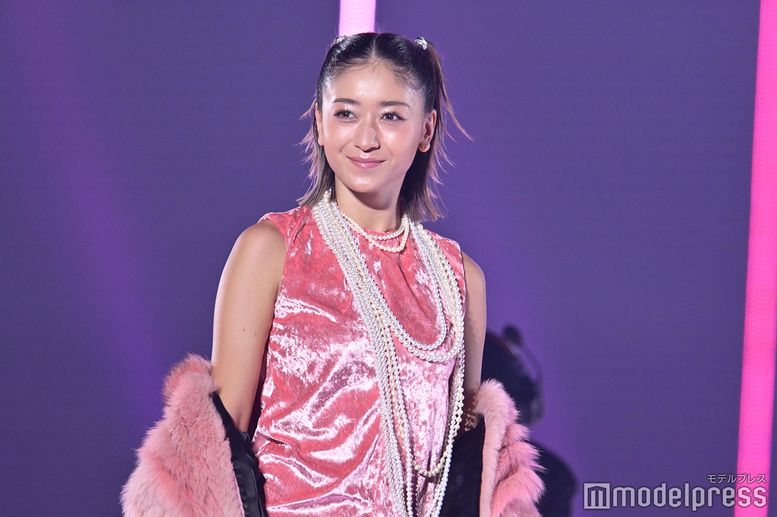 みちょぱ、ミニ丈からほっそり美脚輝く ハーフツインヘアで新たな魅力【TGC2025A/W】 - モデルプレス