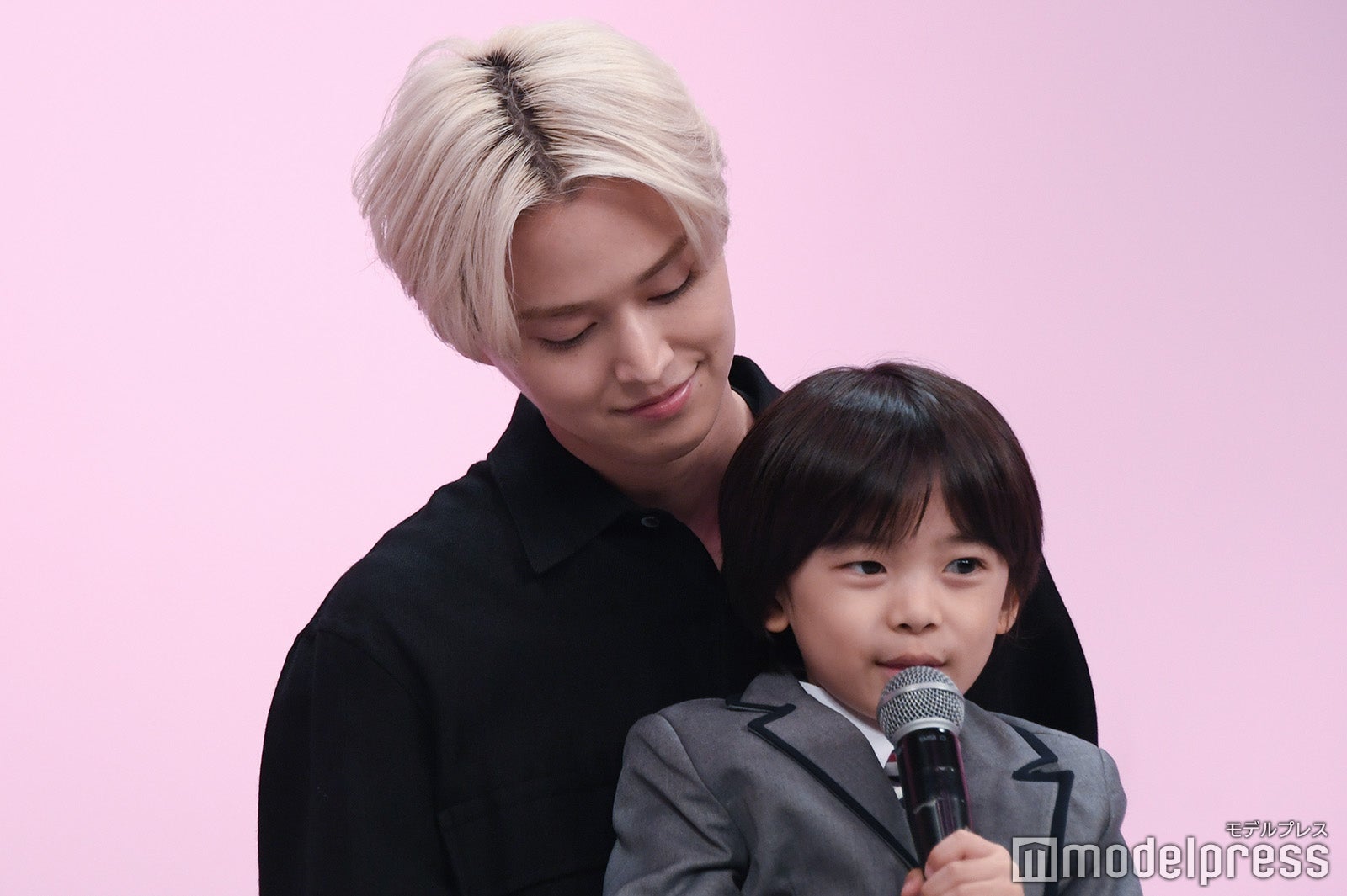 (画像2/59) JO1白岩瑠姫、サプライズ登場の人気子役を抱っこ「急にめっちゃ懐いた」初テレビドラマ制作発表会に登壇【娘の命を奪ったヤツを殺すのは罪ですか？】 - モデルプレス