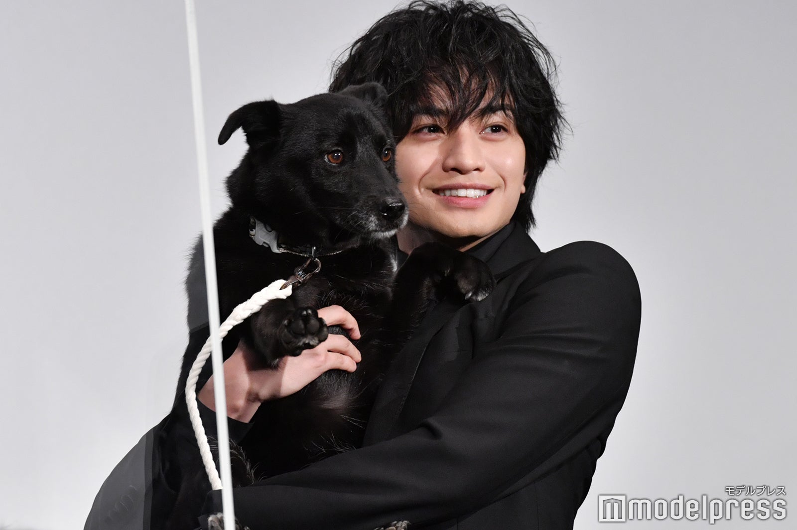 画像4 30 Sexy Zone中島健人、相棒・犬のクロからの熱烈愛受ける「12月のキスです」<ラーゲリより愛を込めて> モデルプレス