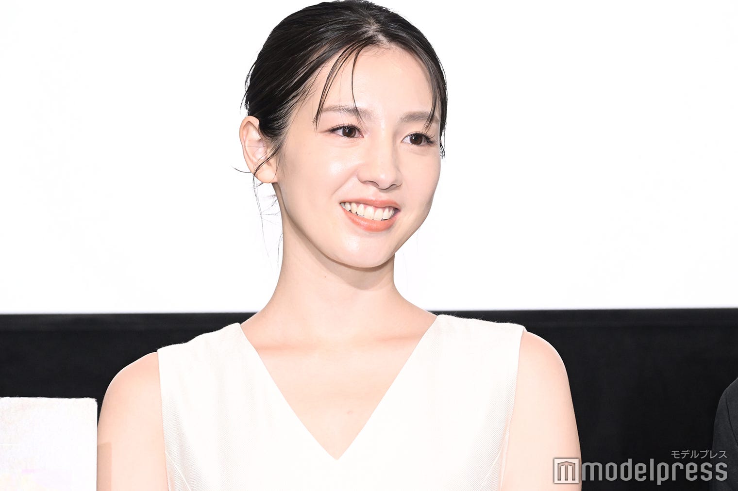 画像24 25 桜庭ななみ、艶肌際立つ肩出しドレス姿 撮影2か月前から練習したこととは? モデルプレス