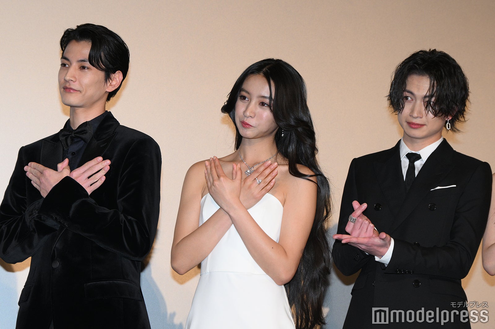 (画像36/42) Koki,・鈴木えみ、胸元開きドレス姿 菅井友香はワンショルダーで美デコルテ披露【女神降臨】 - モデルプレス