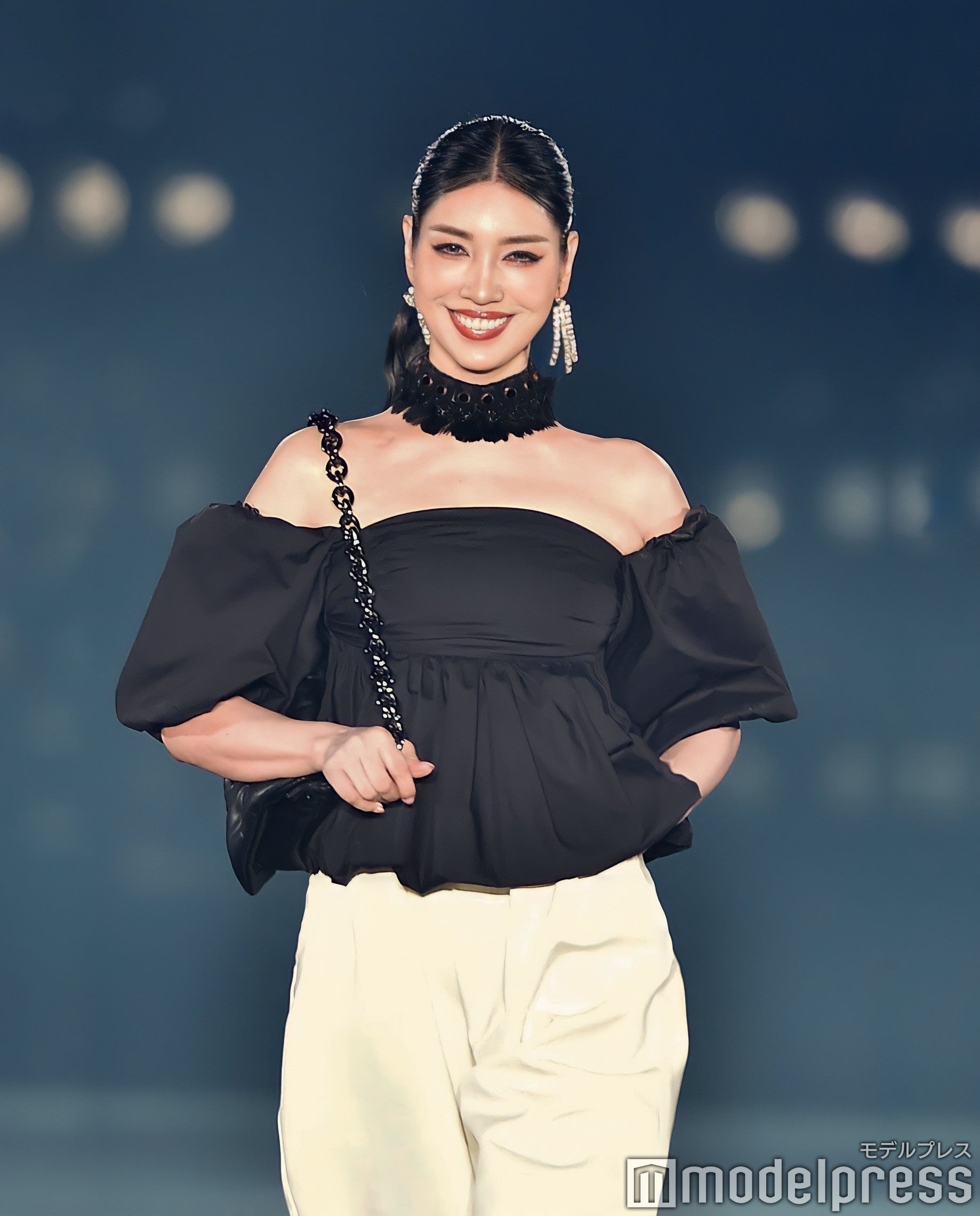 (画像12/27) アンミカ、30年ぶりパリコレモデル復帰で大胆美脚披露「圧巻のランウェイ」「見惚れた」の声 - モデルプレス