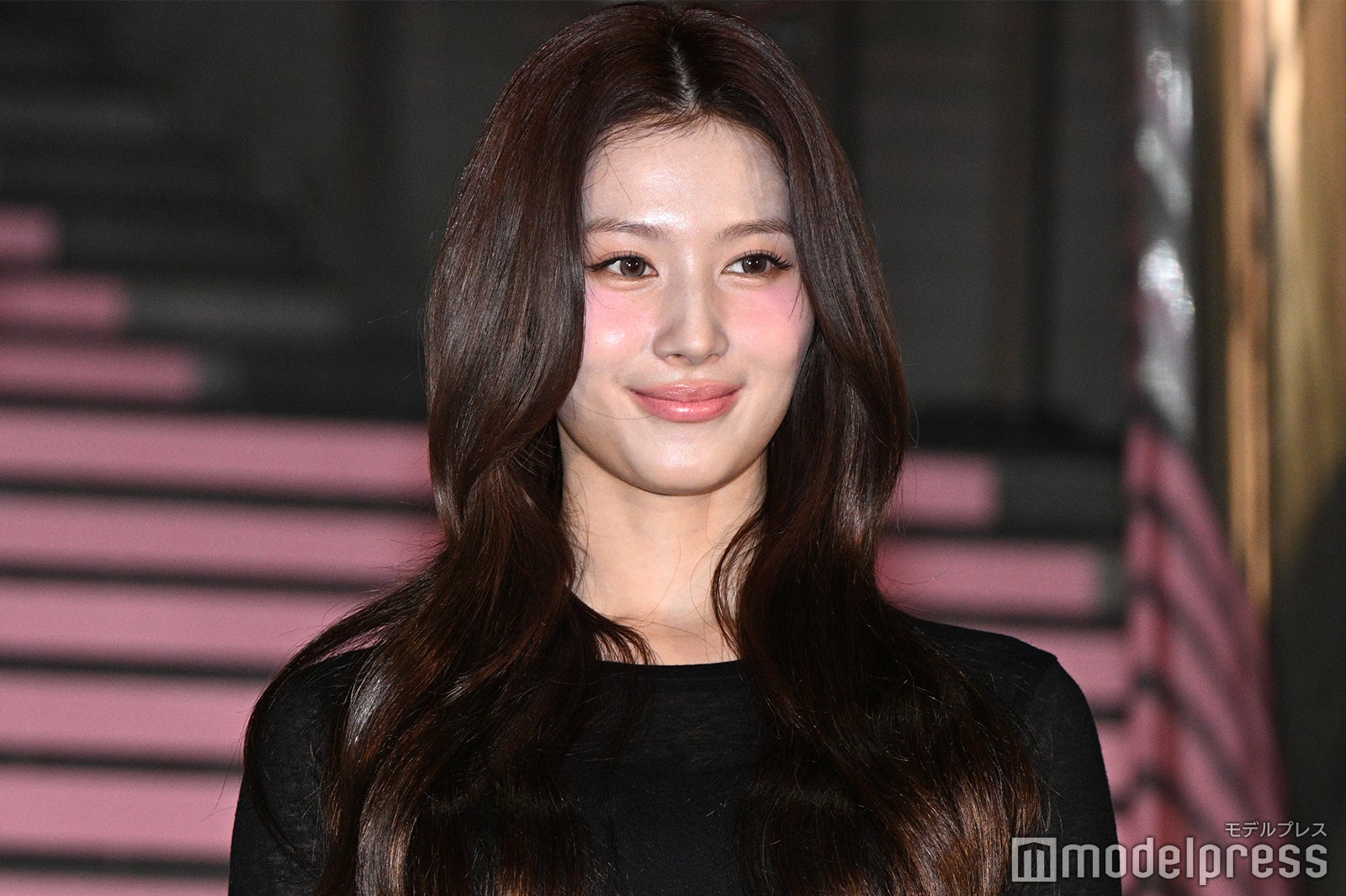 (画像11/22) TWICEサナ、ミニ丈から圧巻の脚線美披露 表参道ヒルズに登場 - モデルプレス