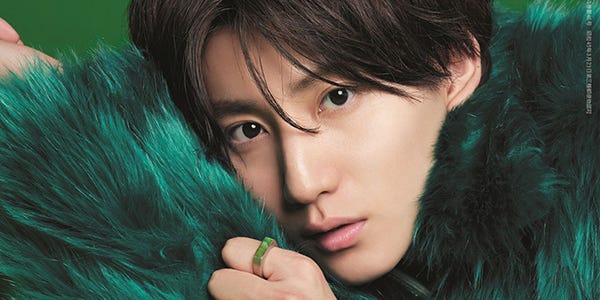 京本大我“sixtonesカラー”コーデで妖艶な眼差し「anan」2度目のソロ表紙で大人の魅力全開 モデルプレス