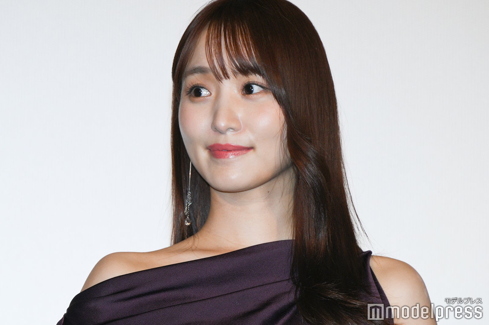 (画像28/42) Koki,・鈴木えみ、胸元開きドレス姿 菅井友香はワンショルダーで美デコルテ披露【女神降臨】 - モデルプレス