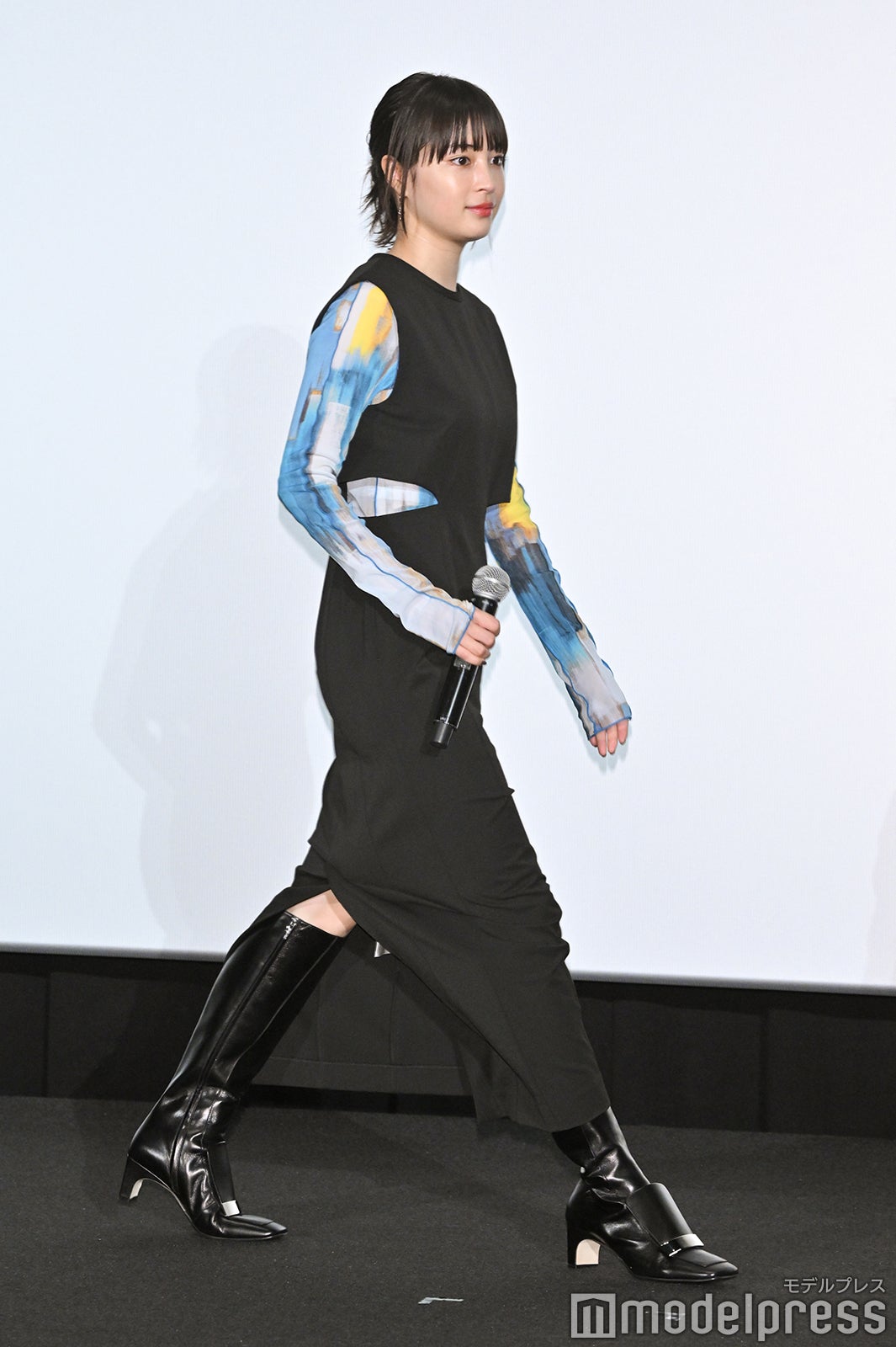 画像11 28 広瀬すず、共演者への“お盆投げつけシーン”でスタッフ駆け寄る 前田監督「動きも早すぎた」<水は海に向かって流れる