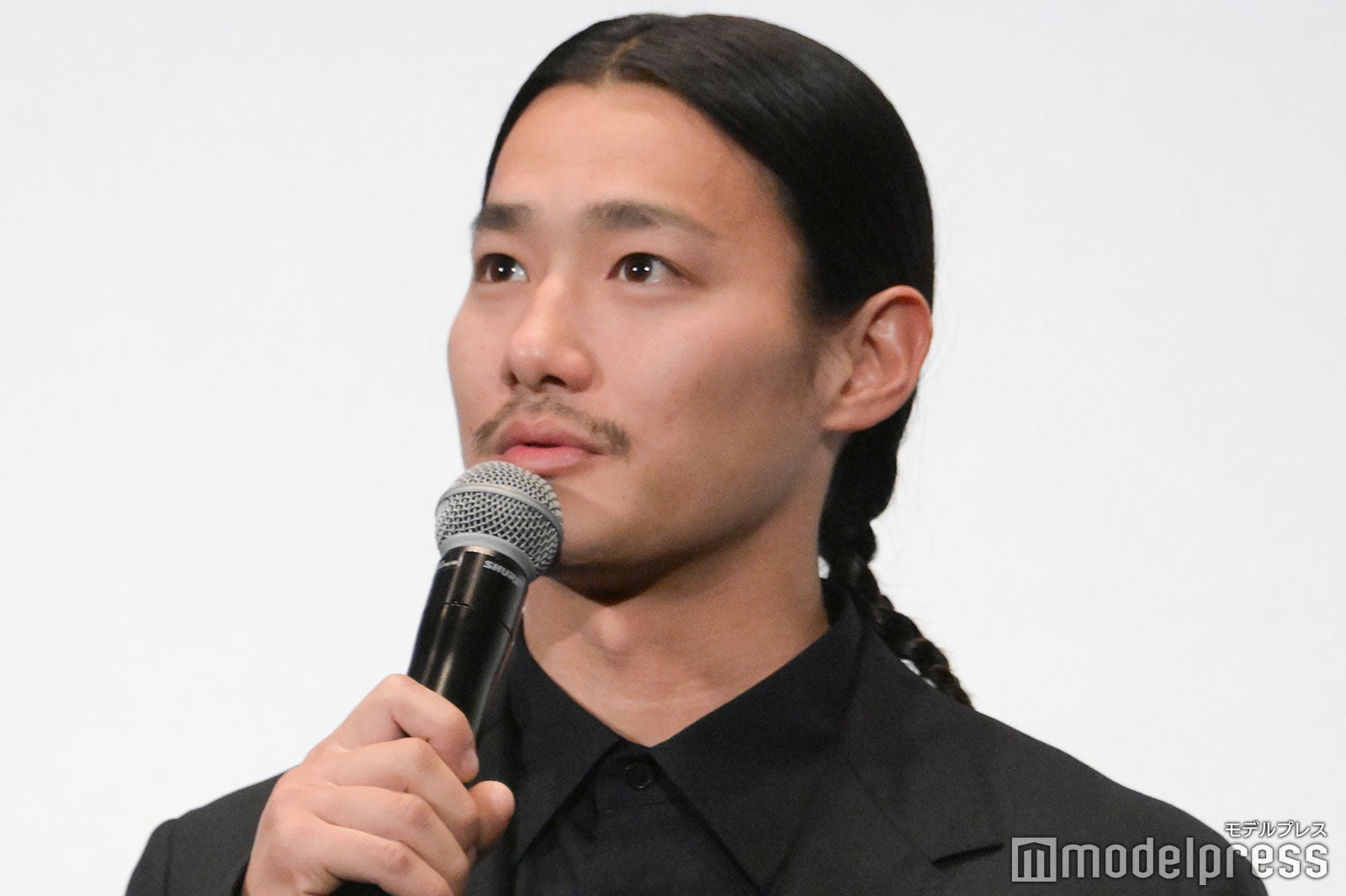 画像1/16) 野村周平、おさげヘアで登場 舞台上で記者に“訂正 画像1/16) 野村周平、おさげヘアで登場 舞台上で記者に“訂正