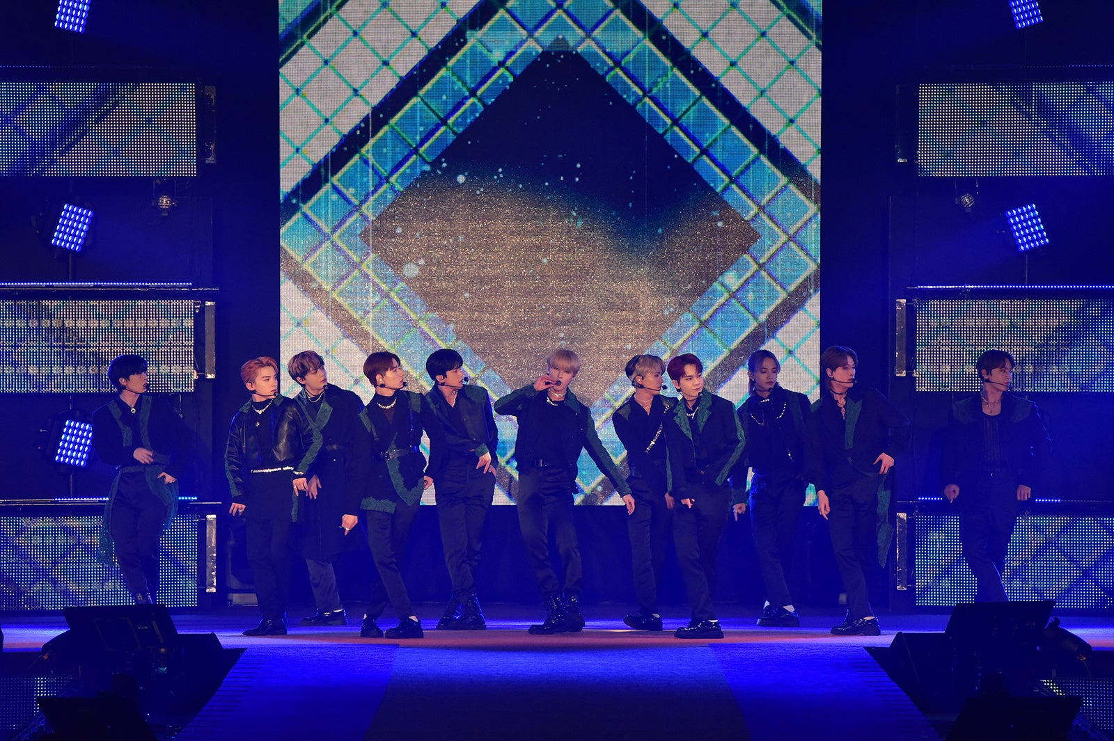 (画像4/1380) JO1「ガルアワ」初出演で大トリ飾る 炎に包まれる迫力満点パフォーマンス＜GirlsAward 2022 A／W＞ - モデルプレス