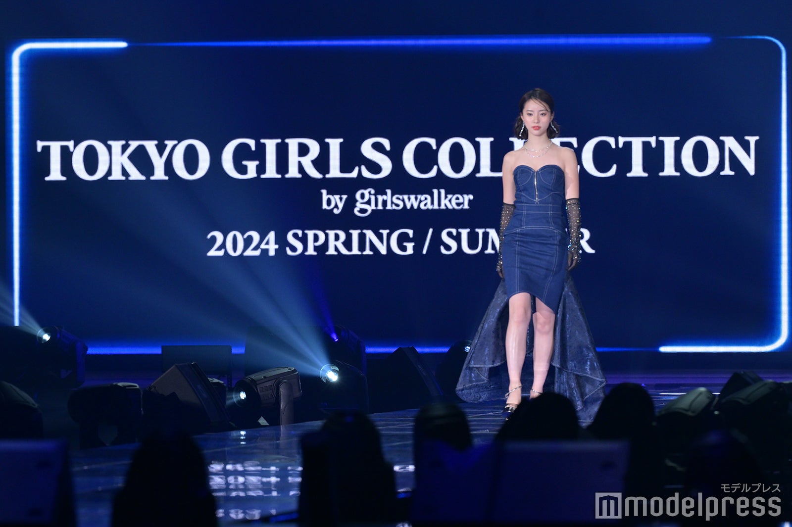 (画像4/10) 中町綾、美バストチラ見せ＆ほっそり二の腕大胆披露【TGC 2024 S／S】 - モデルプレス