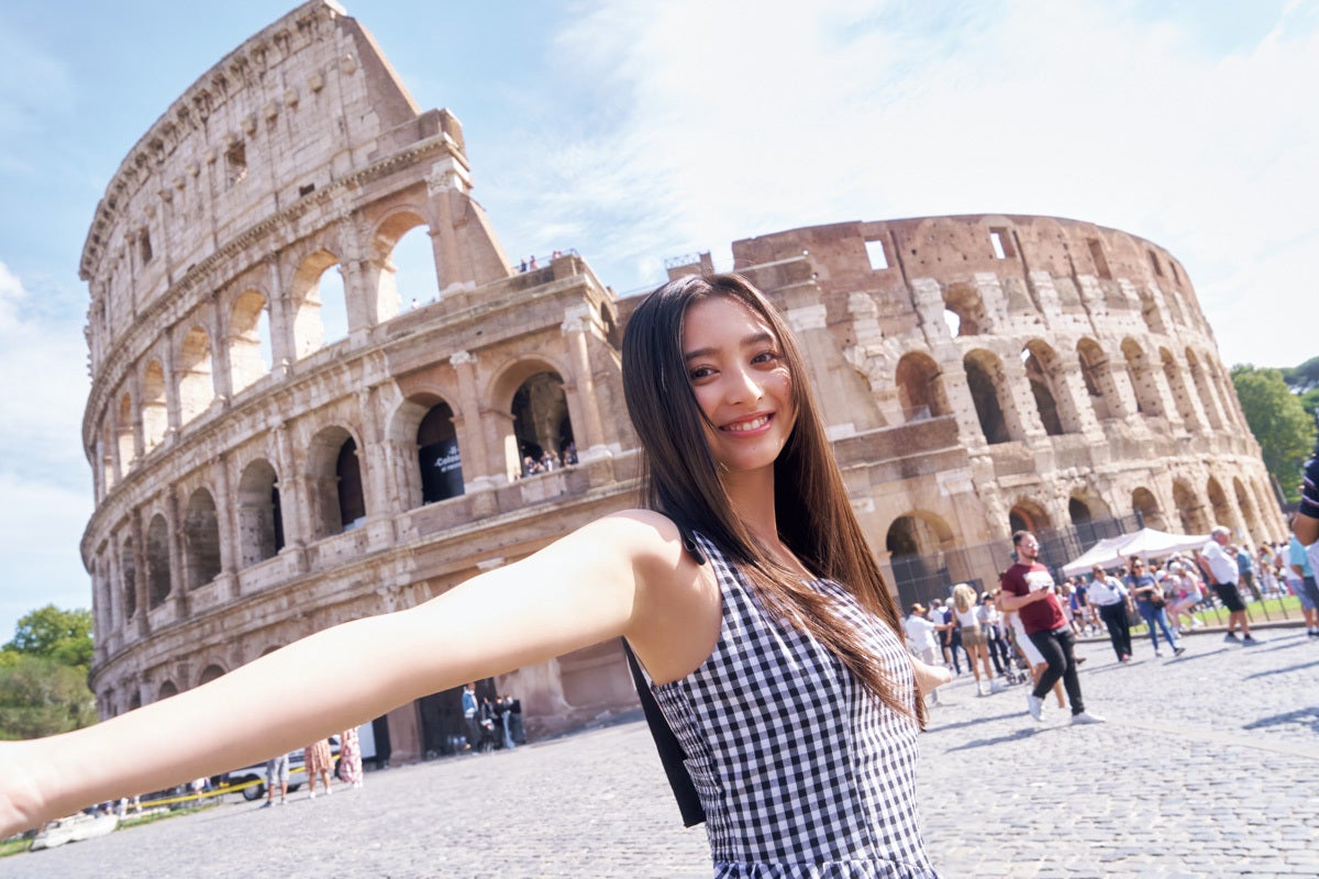 (画像12/12) 乃木坂46井上和、イタリアのプールで赤チェックビキニ姿披露 1st写真集先行カット解禁 - モデルプレス