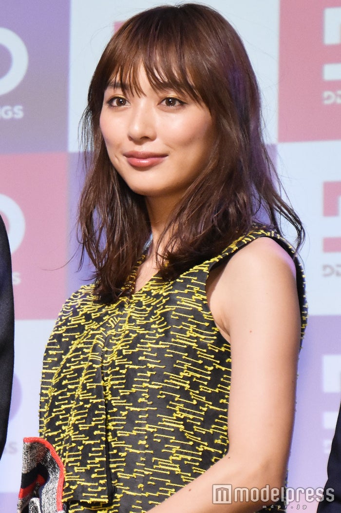内田理央、美バスト&腹筋くっきり水着姿を披露「理想のスタイル」「腹筋セクシー」の声 モデルプレス