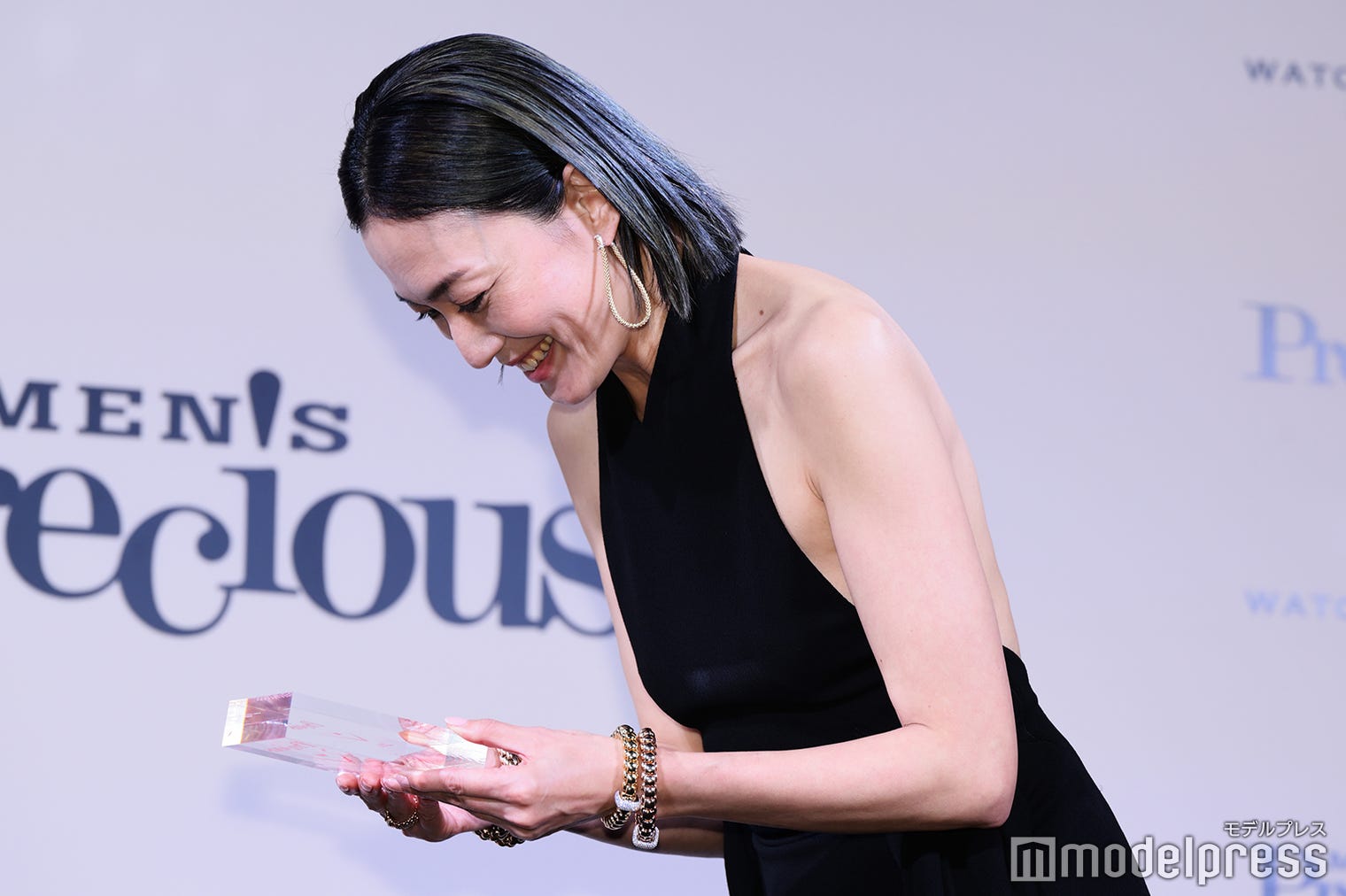 画像9 18 板谷由夏、美背中ざっくりドレス姿で登場「50歳を目の前にして人として女性としていろんなことを考える1年だった