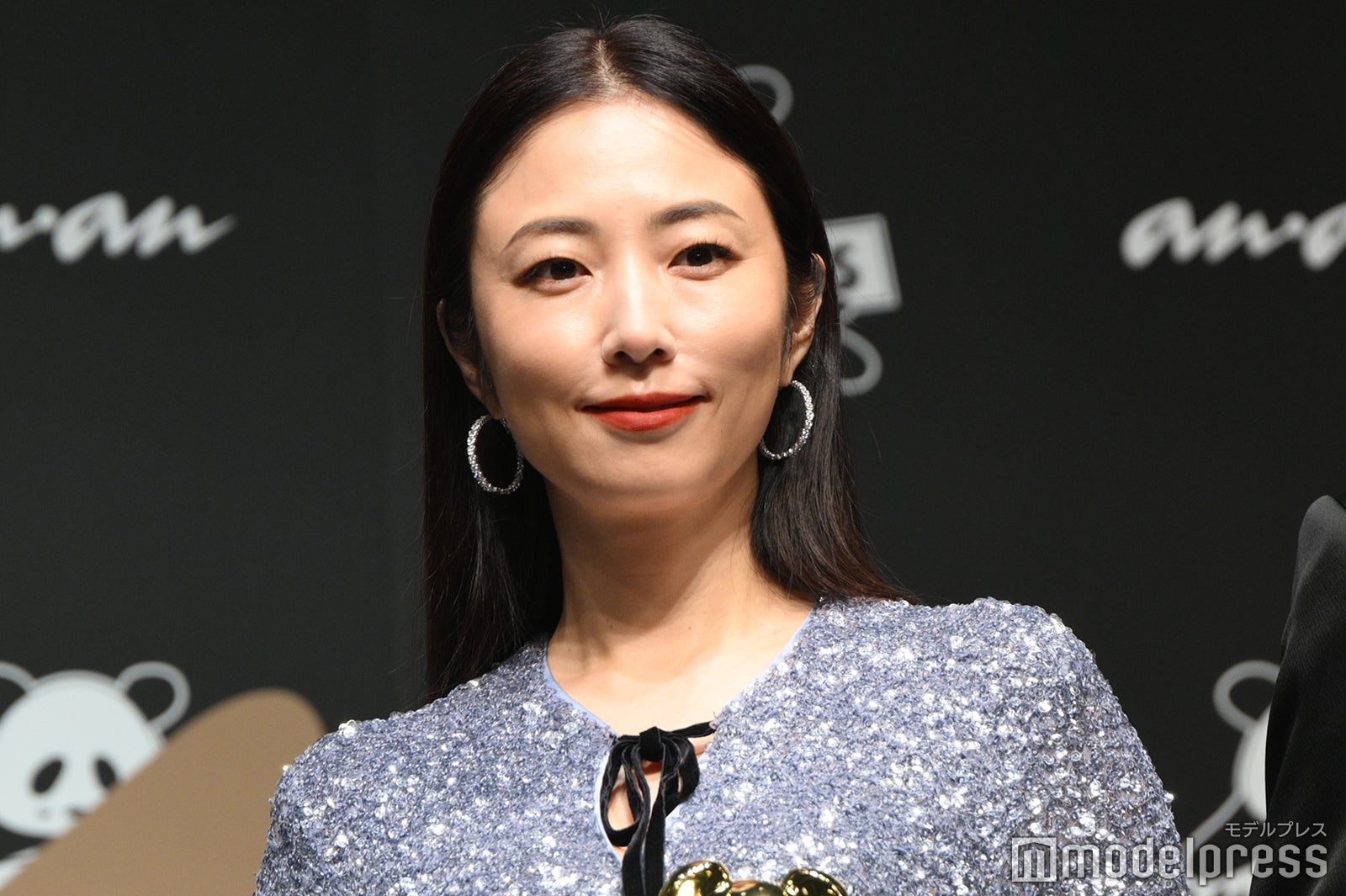 MEGUMI、シルバードレスで美ボディライン際立つ「女性の皆さんにエールを送りたい」エンパワメント部門受賞に喜び【anan AWARD 2024】 - モデルプレス