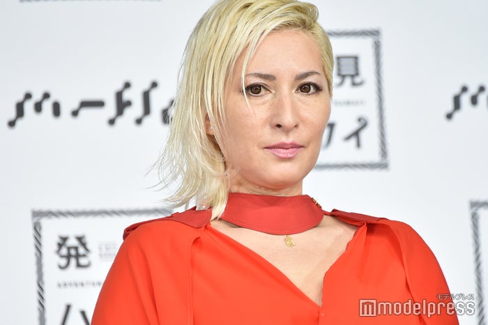 m-flo・LISA、胸元ざっくりドレス姿披露 新曲「EKTO」MVはハワイで撮影 - モデルプレス