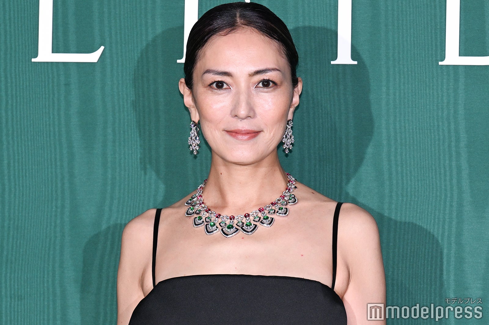 板谷由夏、大胆サイド空きドレスで美脚スラリ 宮澤エマ・吉田羊らドレスアップし集結【ブルガリ展覧会フォトコール第二夜】 - モデルプレス