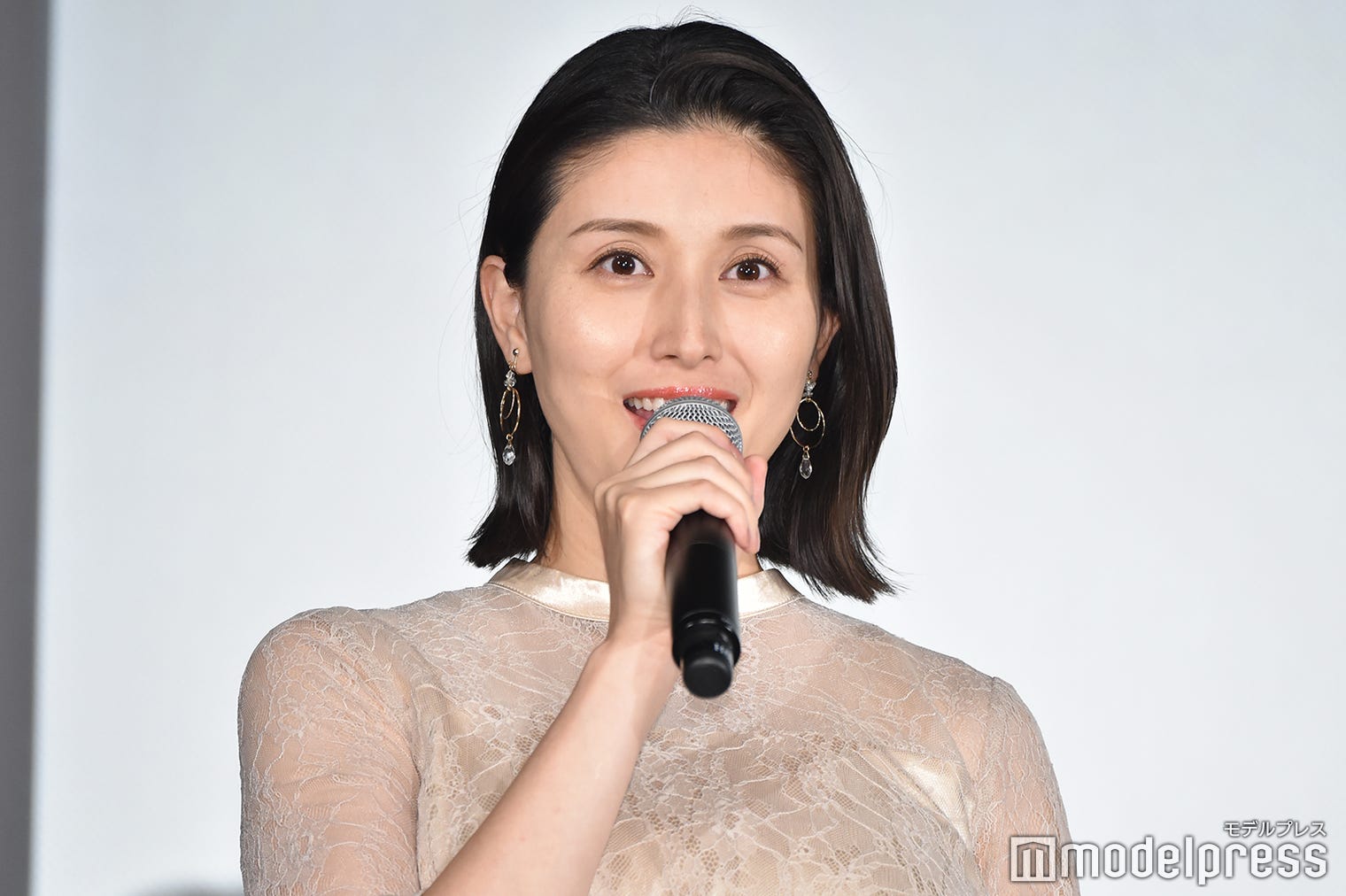 画像9 21 橋本マナミ、結婚式を報告 夫への密着バックハグショットも公開「結婚4年目にしてあげることができました」 モデルプレス