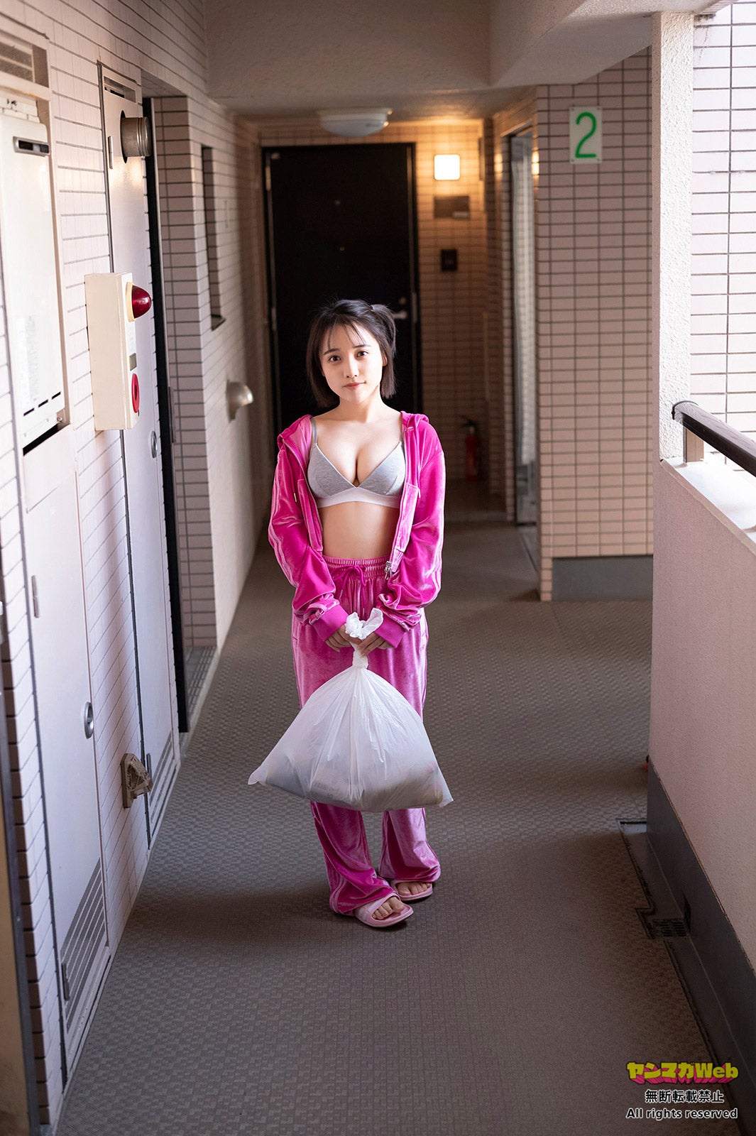 (画像2/2) INUWASI・はのんまゆ、マンション前で美バスト大胆披露 - モデルプレス