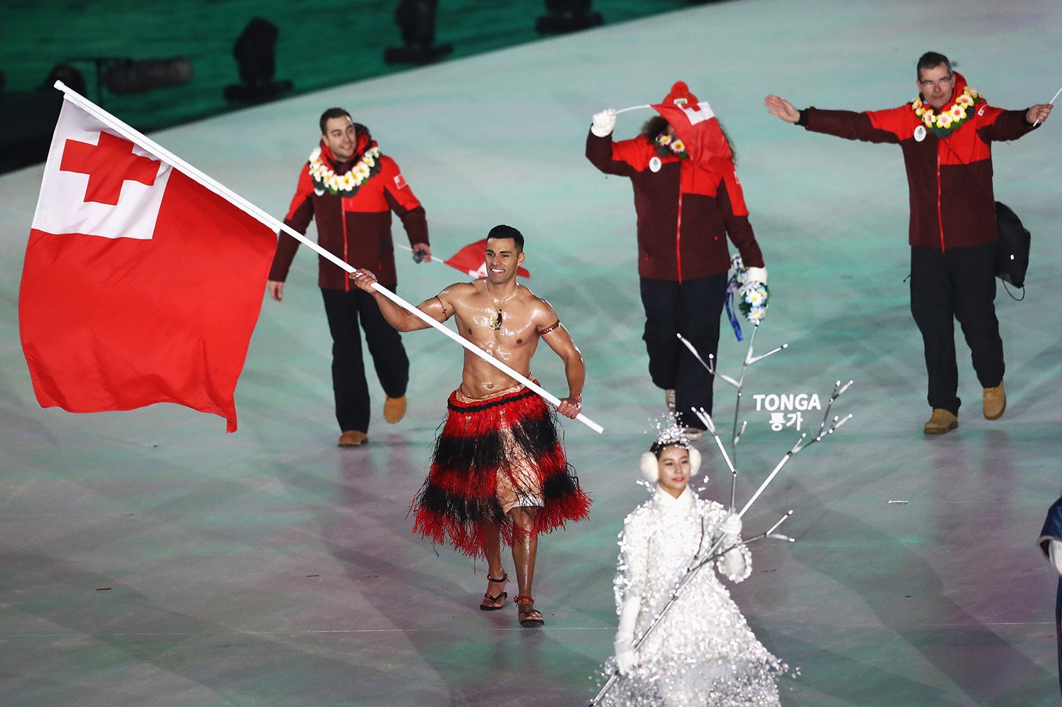 画像2 2 平昌五輪開会式、極寒の中“上裸入場”トンガの旗手にネット沸く「早く服を着て」 モデルプレス
