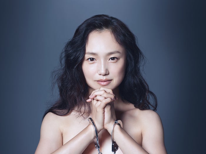 永作博美、手錠をかけた妖艶ビジュアル解禁＜沈黙法廷＞ モデルプレス