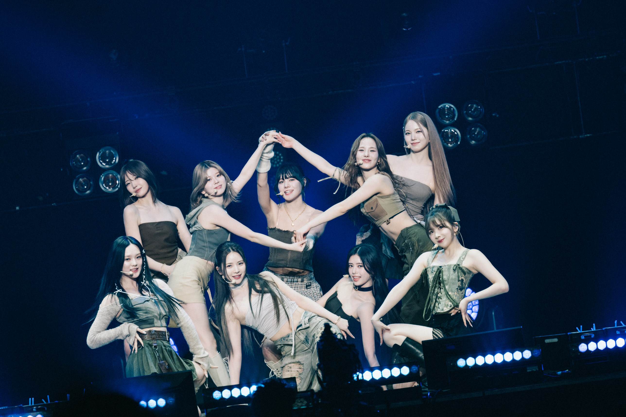 NiziU、新曲初パフォーマンス “相思相愛”Perfumeとのコラボに涙も＜DayDay. SUPER LIVE 2024＞ - モデルプレス