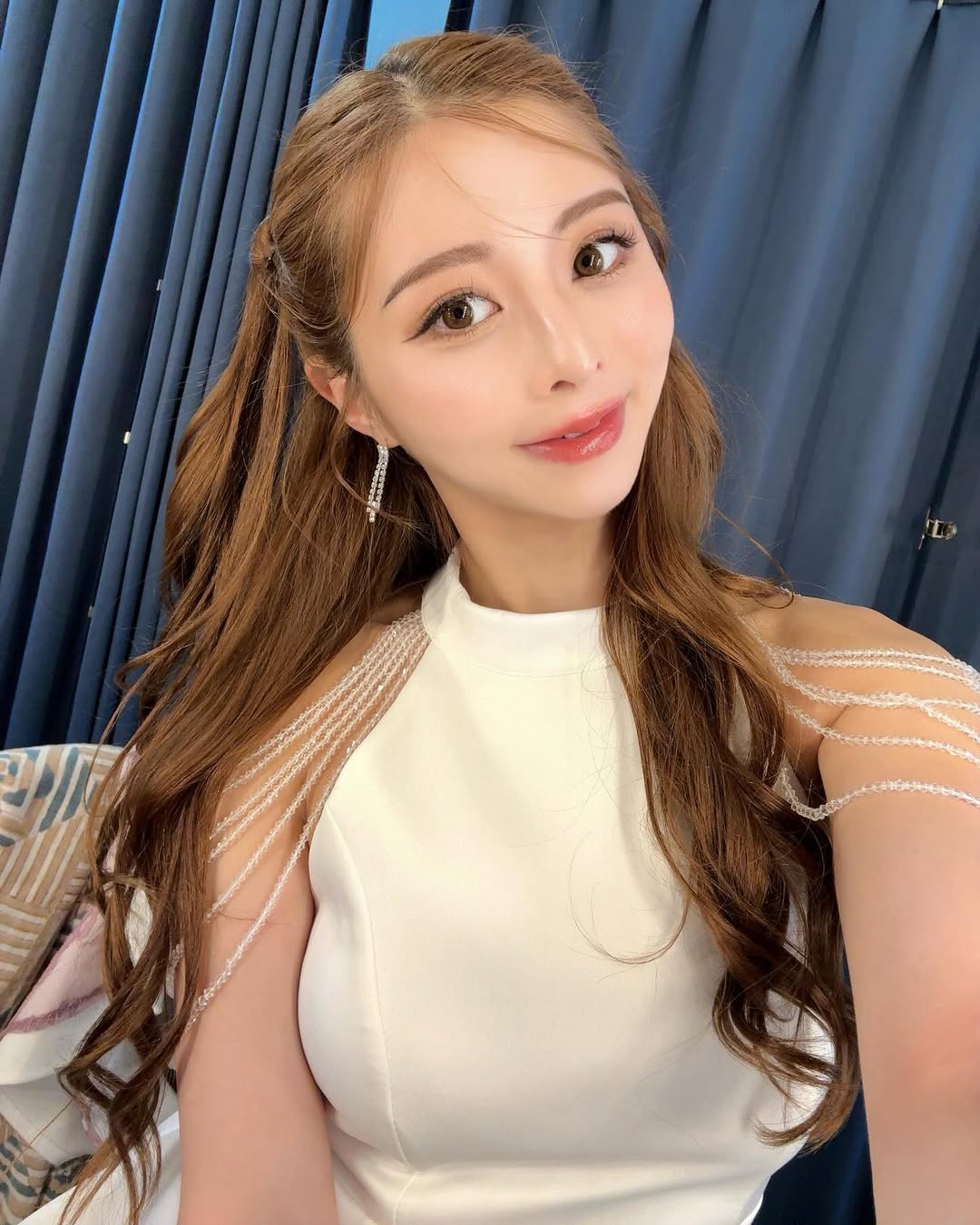 (画像1/2) CYBERJAPAN新メンバー・KYON、美バスト輝くキャミ姿 犬と戯れるショットに反響続々 - モデルプレス