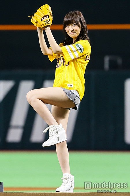 指原莉乃、AKB48グループNo.1美脚披露もノーバンならず - モデルプレス