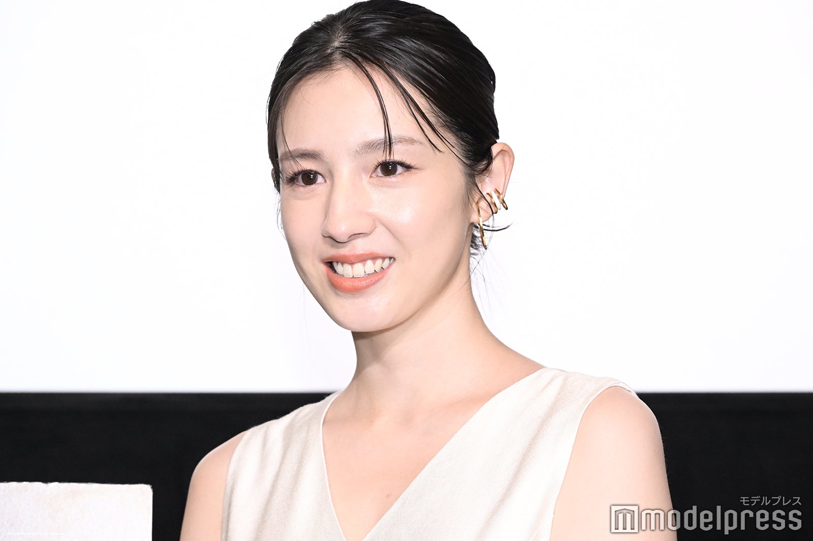 画像9 25 桜庭ななみ、艶肌際立つ肩出しドレス姿 撮影2か月前から練習したこととは？ モデルプレス