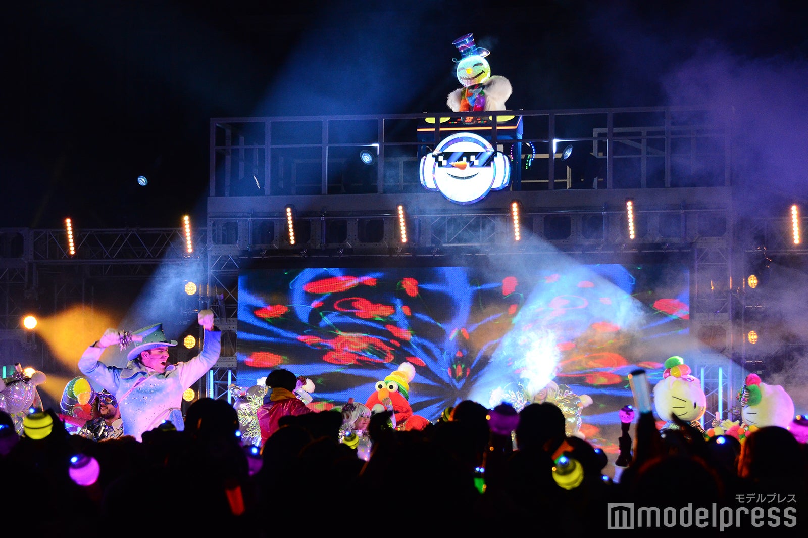 (画像5/11) USJクリスマス開幕！幻想的に輝く新ツリー点灯＆新キャラ“DJフロスティ”のナイトショーもお披露目 - モデルプレス