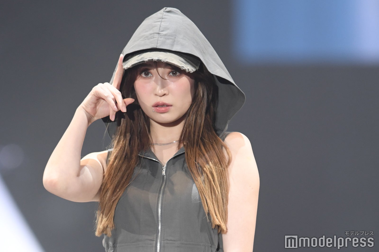 (画像10/17) 渋谷凪咲＆吉田朱里、顔寄せ合い密着「NMBの絆泣ける」「最高のフィナーレ」と反響続々【サツコレ2025S/S】 - モデルプレス