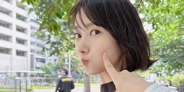 波瑠、ショートボブ姿カムバック「こっち向いてよ向井くん」ポーズが悶絶級「可愛すぎ」「透明感すごい」 モデルプレス
