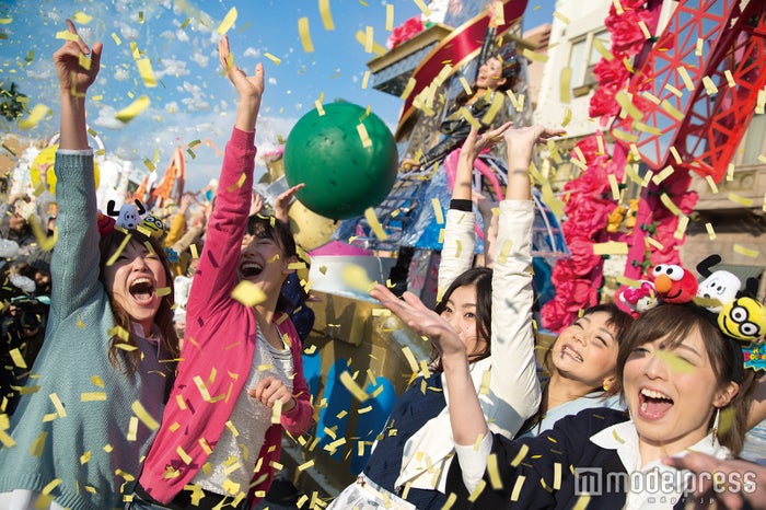 USJ、15周年パレード初お披露目 大量の泡＆紙吹雪舞う“やり過ぎ”演出に熱狂 - 女子旅プレス