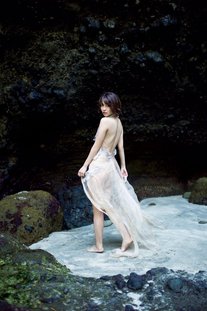 山崎真実、sexy衣装で美背中大胆露出 モデルプレス