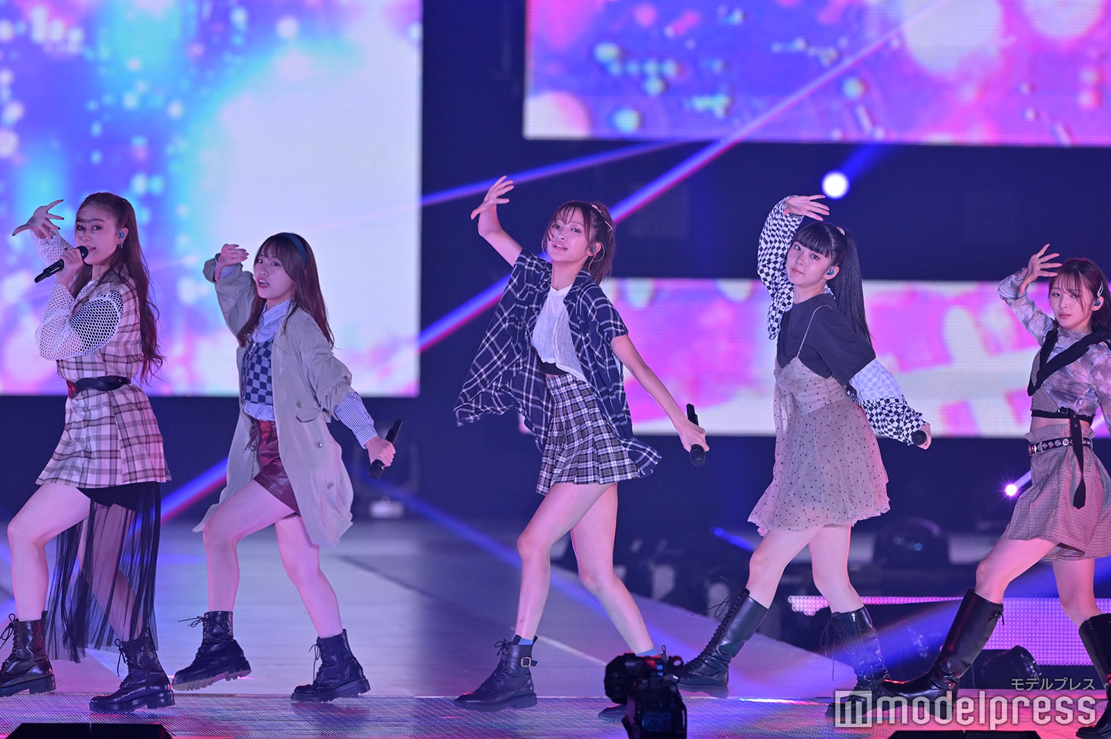 (画像18/23) Girls2原田都愛＆小川桜花、美脚に釘付け お揃い三つ編みヘアでランウェイ＜GirlsAward 2023 A／W＞ - モデルプレス