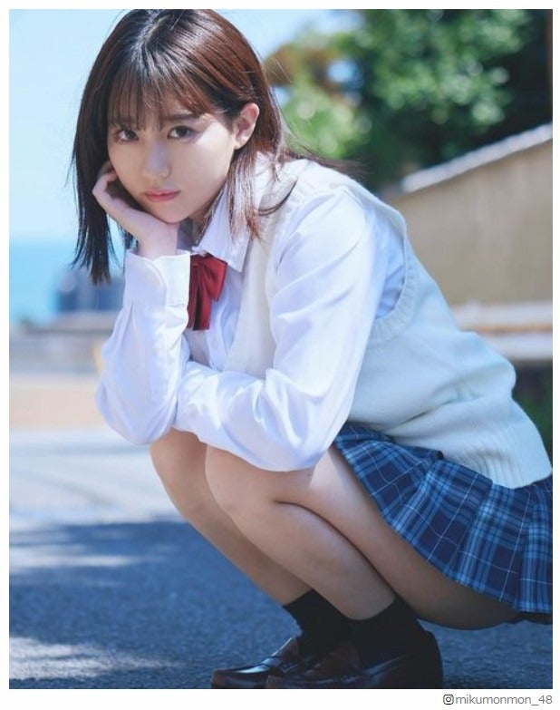 (画像6/19) HKT48田中美久、“美太もも”チラリのミニスカ制服ショット公開「眼福」「似合ってる」絶賛の声 - モデルプレス