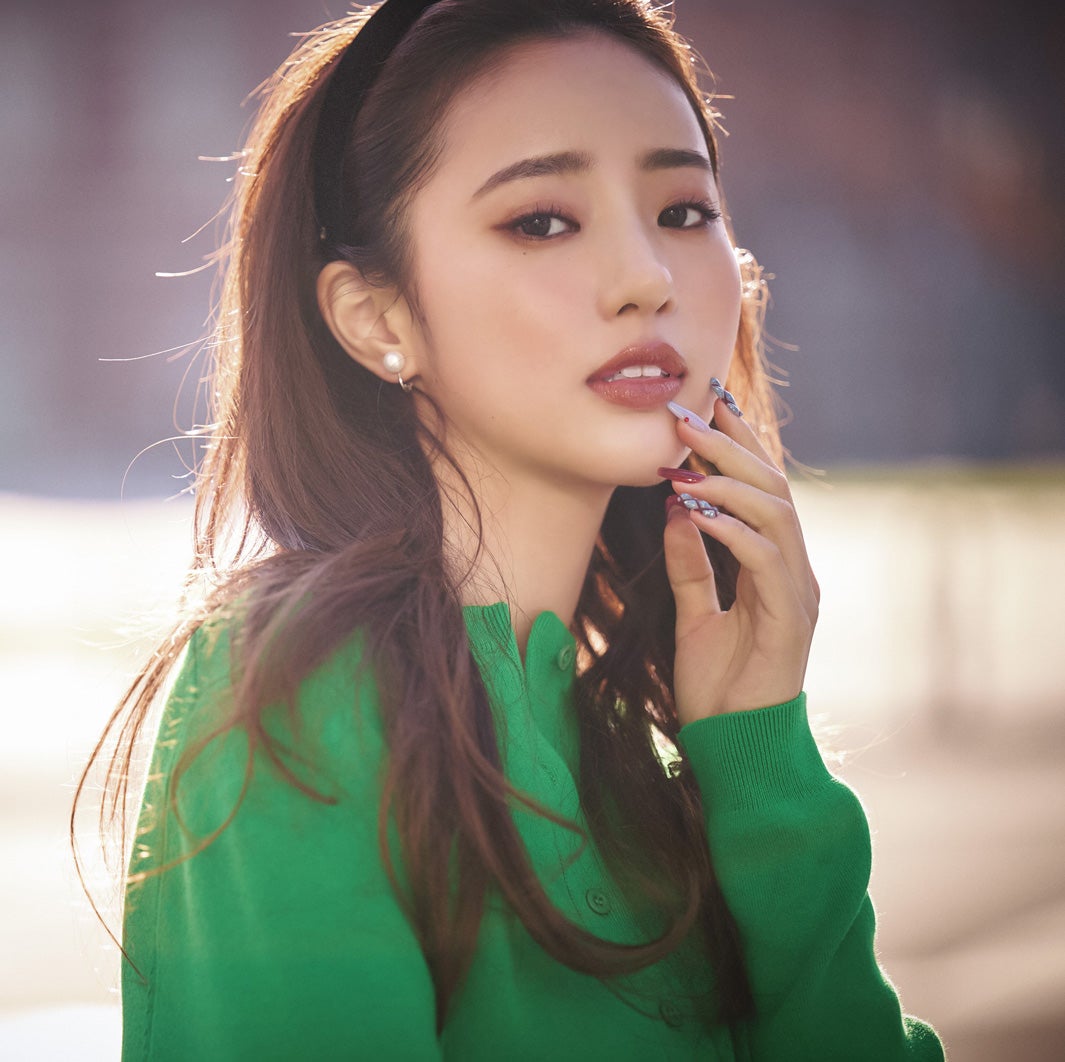 (画像2/5) 中町綾、美デコルテ輝く「CanCam」丸の内風“きれいめお姉さん”に変身 - モデルプレス