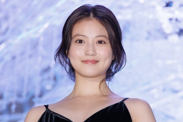 今田美桜、手をちょこんと上げたポーズに「美桜ちゃん、このポーズ、可愛すぎます」の声＜花咲舞が黙ってない＞ モデルプレス