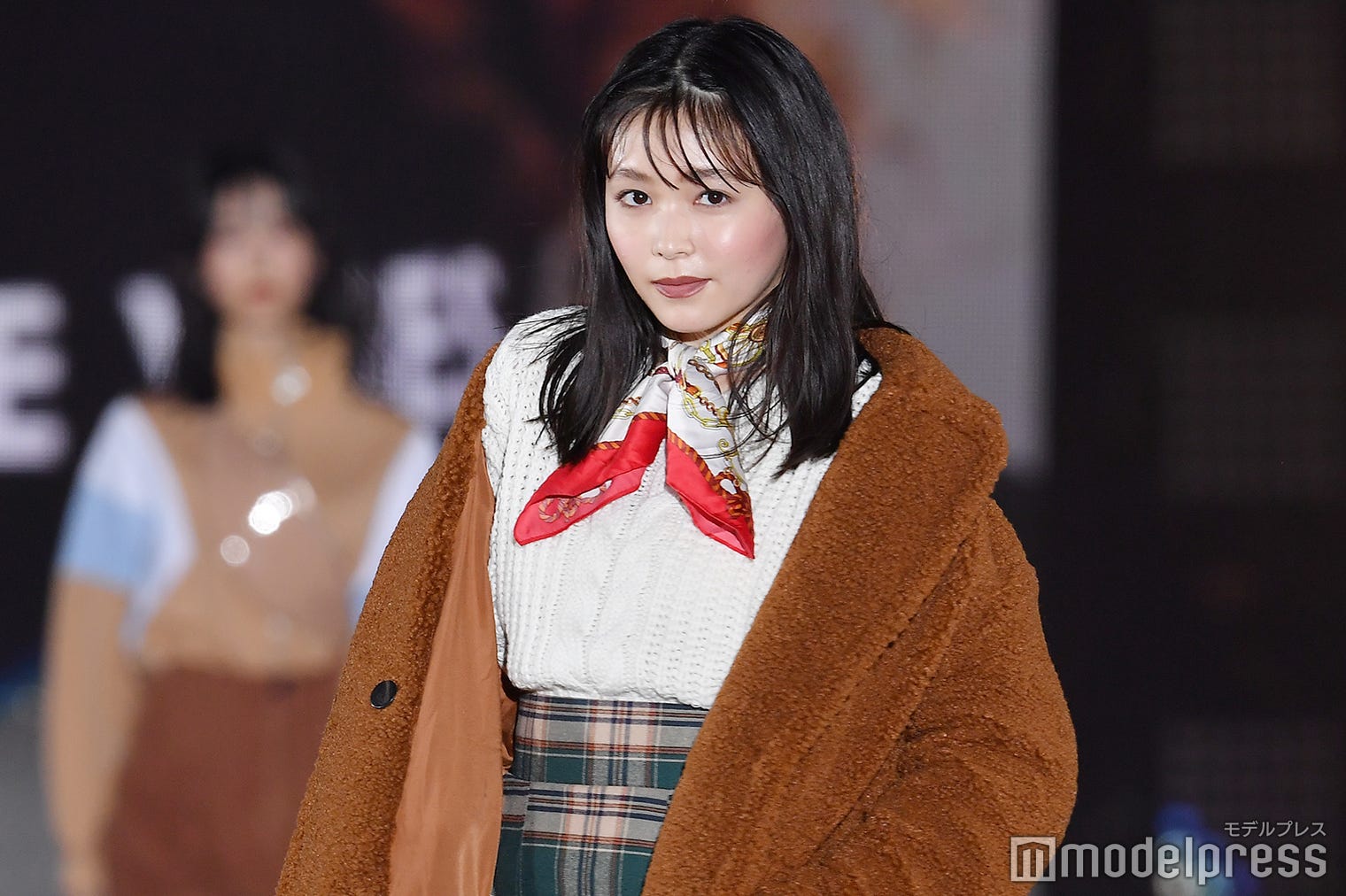 画像6 8 “ティーンのカリスマ”久間田琳加、秋メイクで雰囲気ガラリ 美脚のぞくレトロコーデ<girlsaward 2018 A/w