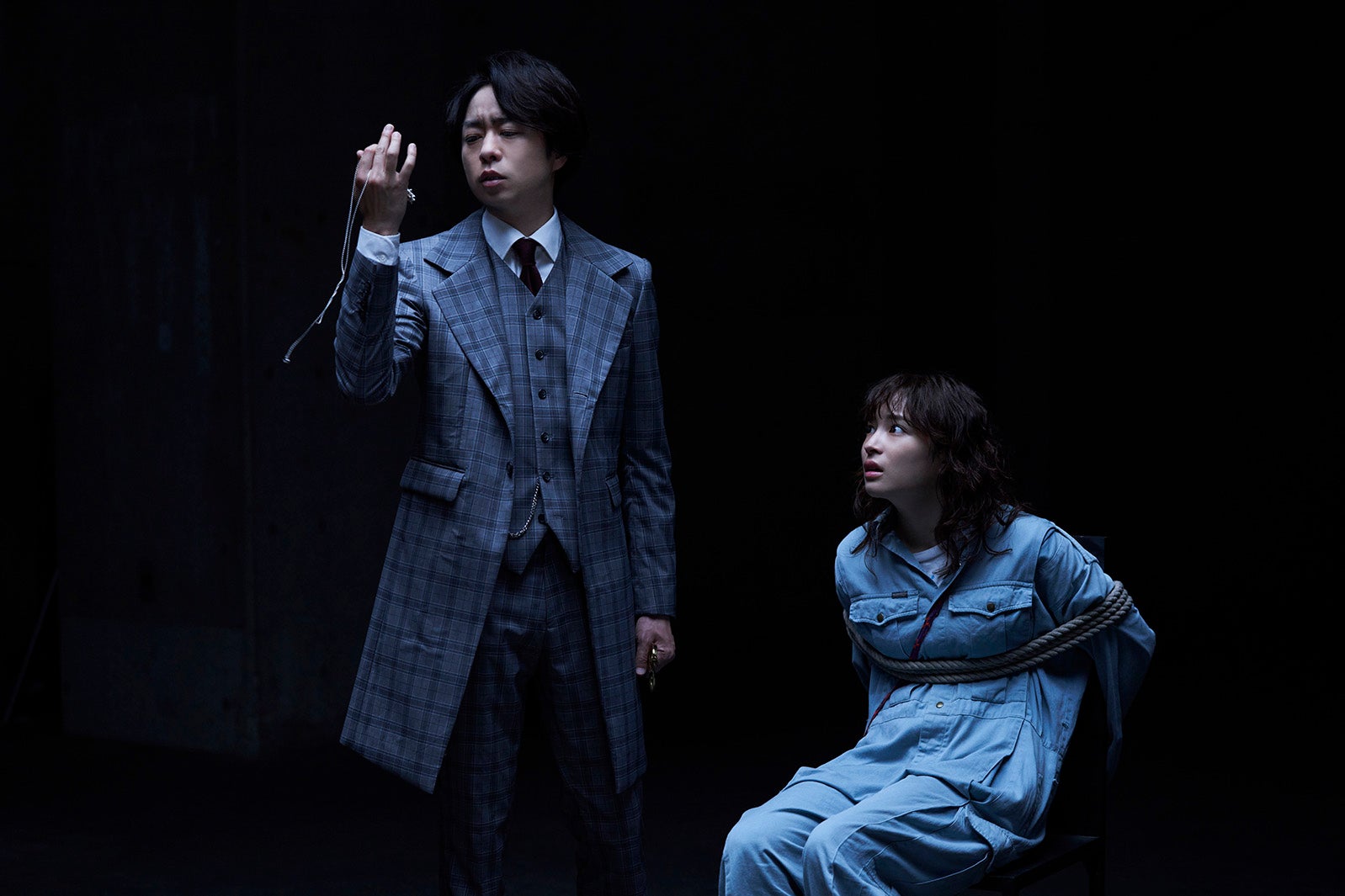 広瀬すず、縛り付けられる 櫻井翔は冷酷な眼差しで“謎”深まる新場面写真解禁＜映画ネメシス 黄金螺旋の謎＞ モデルプレス