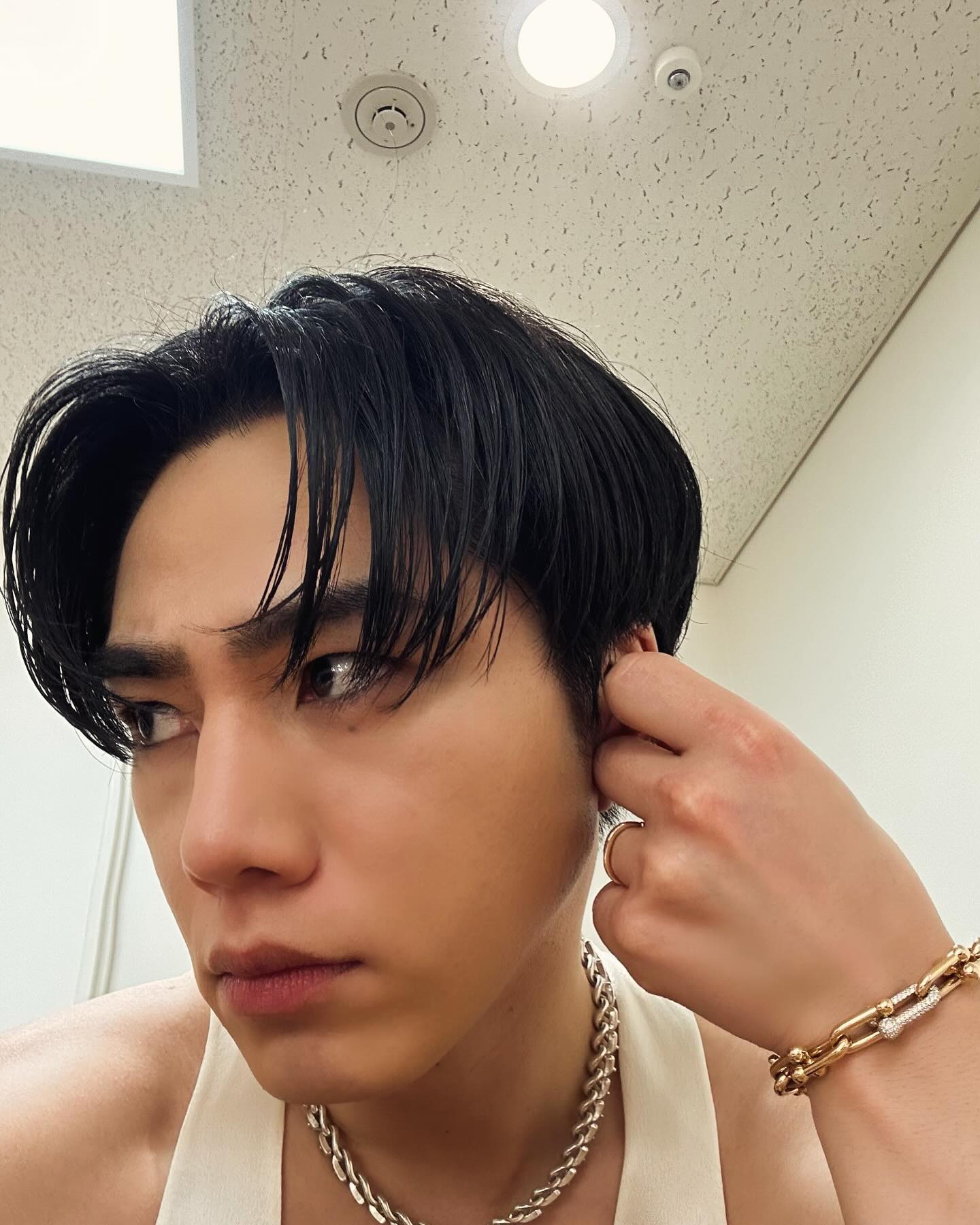 (画像5/44) 三代目JSB・OMI、早起き撮影で“激眠顔”披露も「イケメン」「美しさ増してる」と反響 - モデルプレス