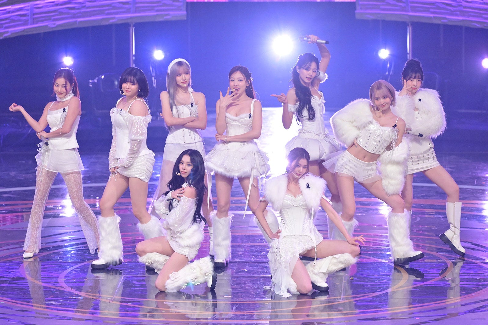 【紅白本番】TWICE、ミニ丈衣装で圧巻スタイル披露「Feel Special」冒頭アカペラ歌唱・9人完全体パフォーマンス - モデルプレス