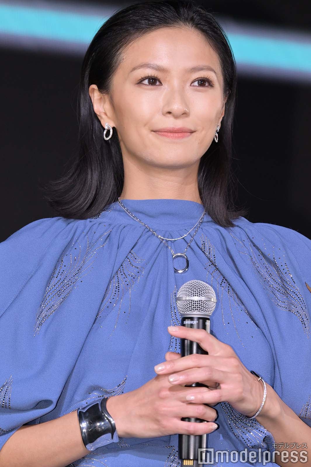 画像4 26 榮倉奈々、鍛え上げた美背中&美脚を大胆披露 ブラックカーペットに大トリで登場<harpers Bazaar 10th